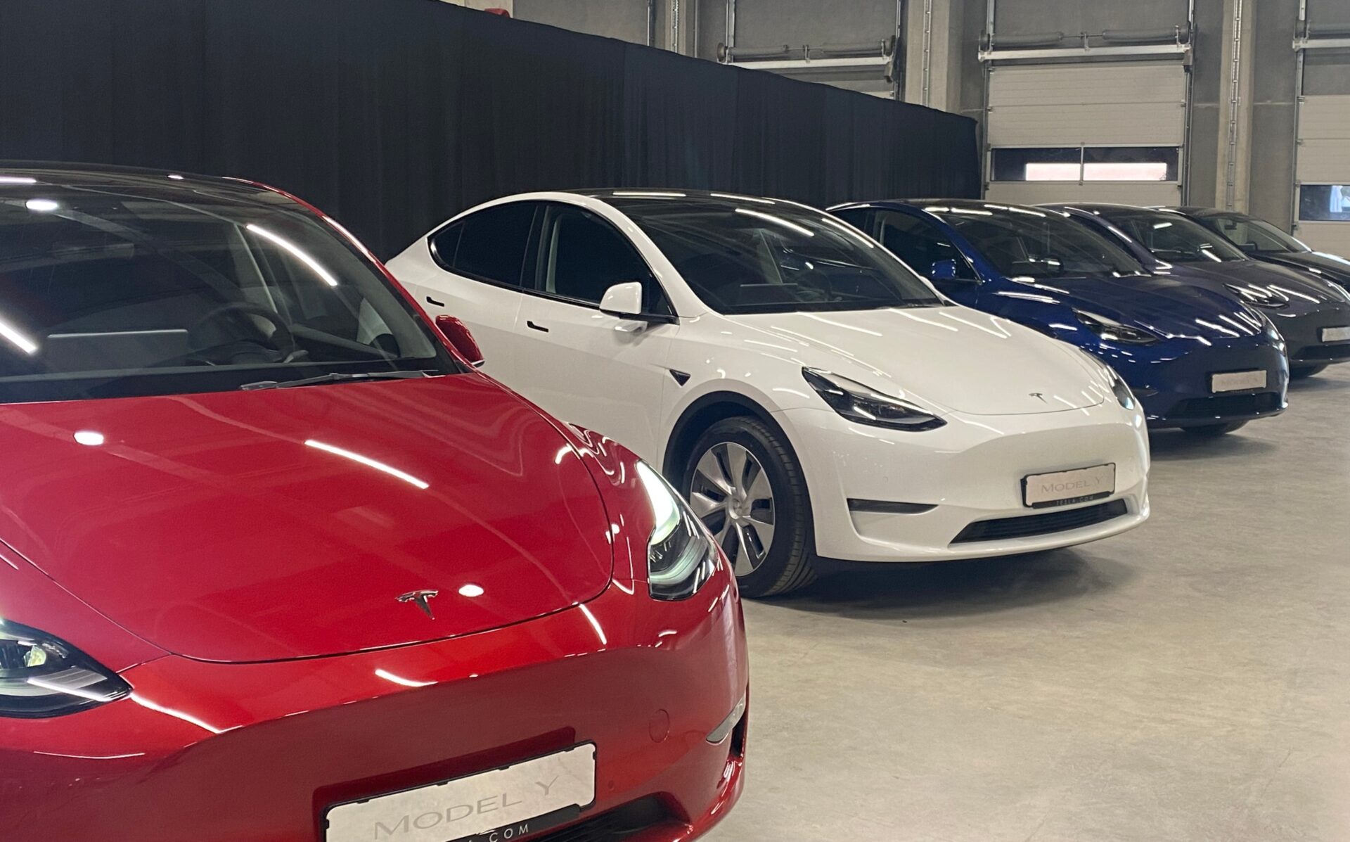 Jak będzie wyglądał czerwony lakier premium Tesli z Giga Berlin ...